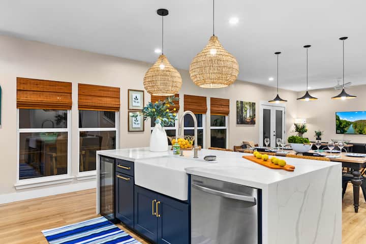 Onyx Estate: Modern Manor On The Guadalupe - Canyon Lake, TX