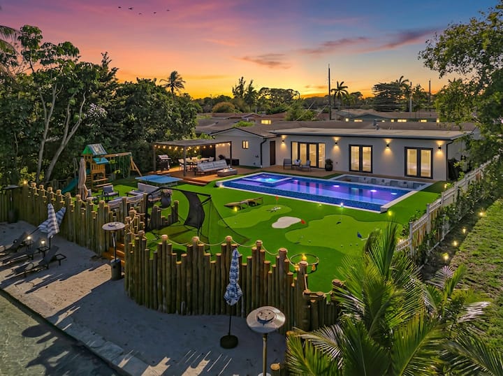 Stylish Renovated Home | Pool, Jacuzzi &Lake Views - Miami Gardens, FL