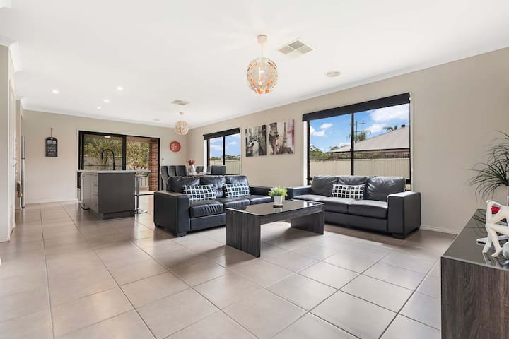 28 Skye Ave - Skye High On Style! - 에추카