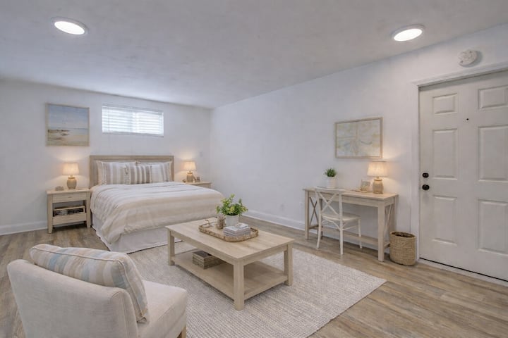 Beachside Guesthouse Retreat - Pismo Beach, CA