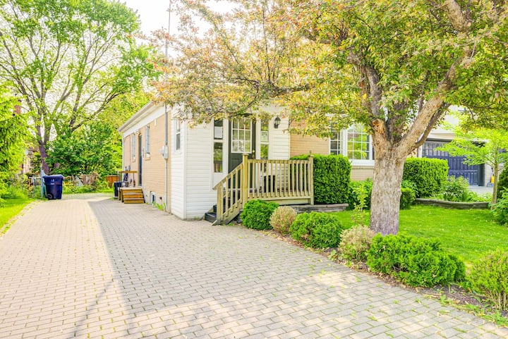Light-filled 4br Toronto Gem With Private Sun Deck - Toronto
