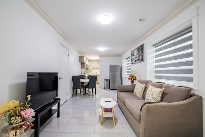 2br 2ba Basement W/ Theatre Room | Near Airport - Surrey