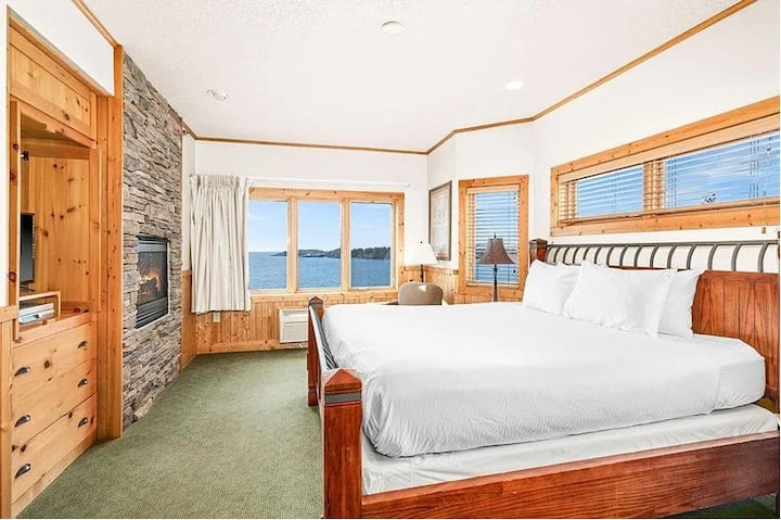 Panoramic Lake Views | 1br W/king Suite | Pools - Two Harbors, MN