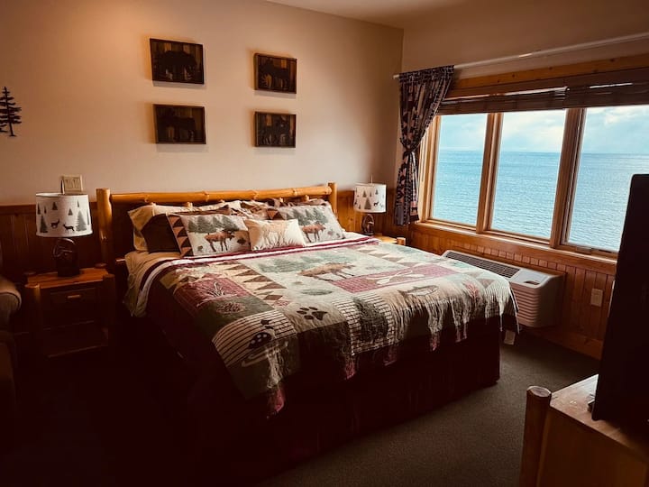 Panoramic Lake Views | King Studio W/whirlpool - Two Harbors, MN