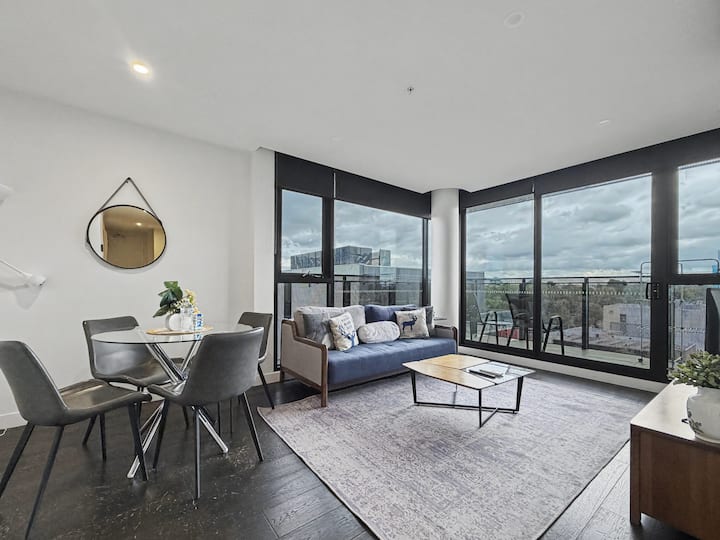 Urban Stay Box Hill 2br | Prime Location - Mitcham
