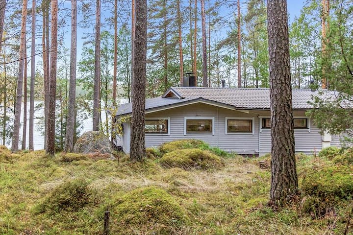 Rauhallinen Puurakenteinen Mökki Järven Rannalla - Kouvola