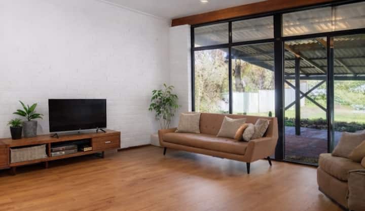 Hillside Retreat - Mundaring