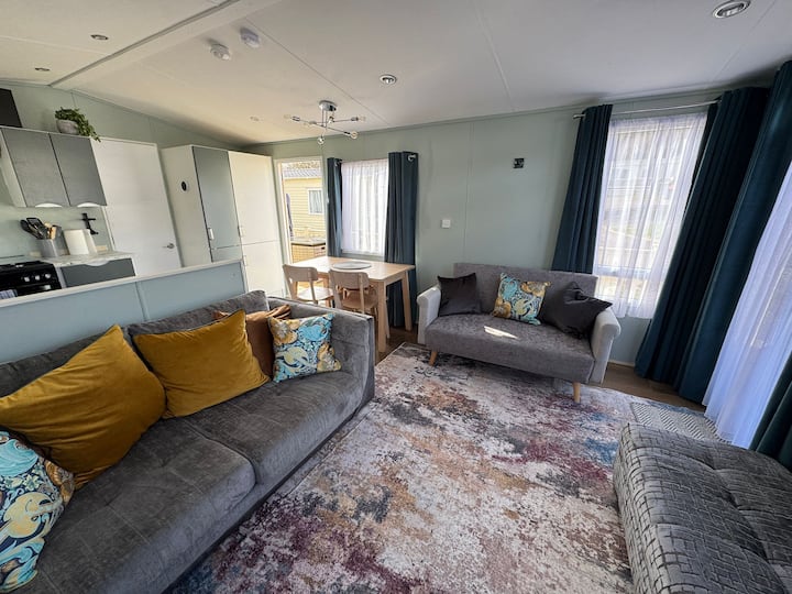 3-bed Forest Walk Caravan, Sleeps 5, Dog Friendly - New Milton