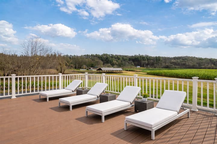 Saratoga Vineyard + Golf Course + Bar | Sleeps 25 - Greenwich, NY