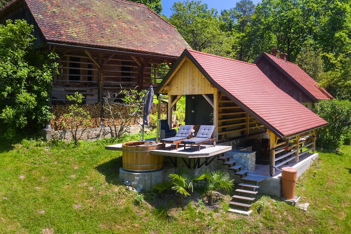 Herbal Farmhouse | Wooden Jacuzzi | Nature Retreat - Šibenik, Slovenia