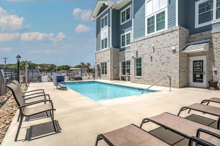 Emerald Isle Beach King Suite W/ Breakfast & Pool - Emerald Isle, NC