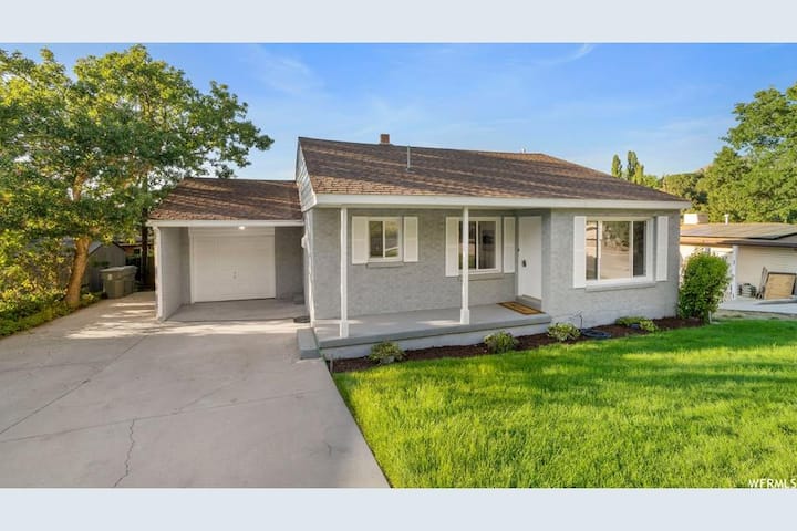 Cozy Ogden Retreat • Near Ski Resorts • Large Yard - Ogden, UT