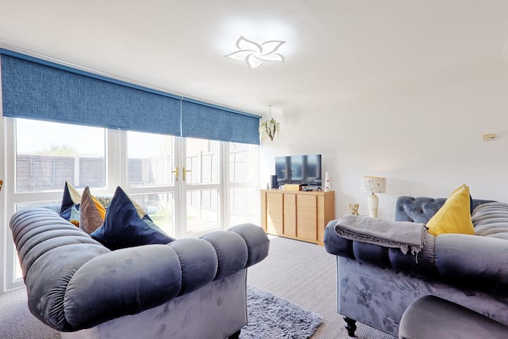 4br Basildon Home | Sleeps 8 | Parking & Wifi - Basildon