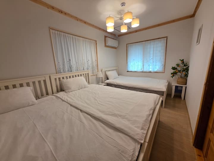 이현의사랑채-오픈할인(감성한옥독채,족욕,중앙시장,무료주차,짐보관함)침실3,침대6,욕실2.5 - Gangneung-si