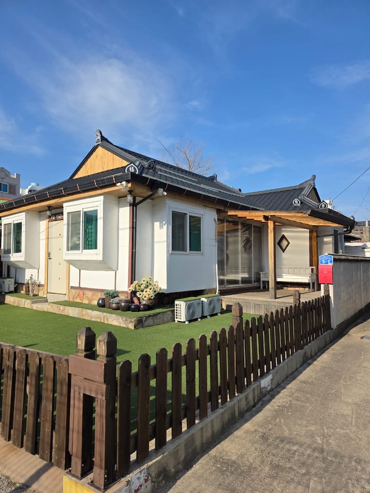 이현의 사랑채(감성한옥독채,족욕테마,중앙시장,무료주차,강릉역)침실3,침대6,욕실2.5 - 포남1동