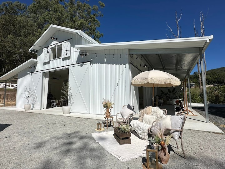 A Dreamy Country Barn Escape - Tamborine Mountain