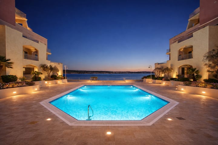 Għadira Beachfront Apt W/ Pool Access - Malta