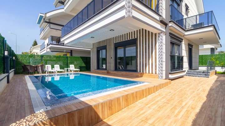 Kiralık Lüks 6 + 1 Villamız - Belek