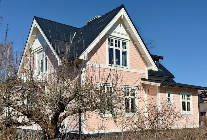 Central Villa Upper Floor • Parking • Max 9 Guests - Uppsala