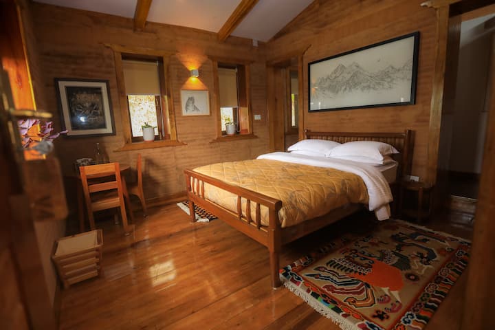 Rammed Earth Room - Main Villa | Queen Size Bed - Népal
