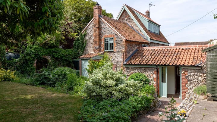 Loke House - 4 Bedroom Coastal Retreat - Holt