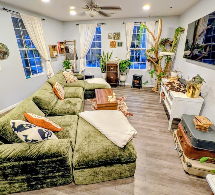 Antique Chic, Cozy & Relaxing With A Home Office - Covington, KY