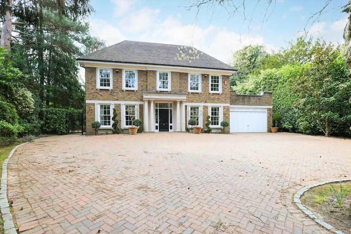 Luxury 6br Mansion In St George’s Hill - Woking