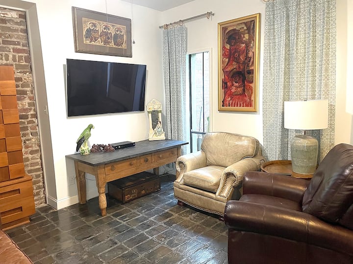 Downtown (A) 2br 2 Bath Historic Detonti Square - Mobile, AL