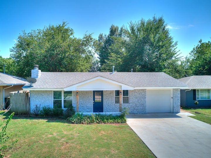 Grove St Bungalow | 3br + Work Nook | The Village - Oklahoma City Zoo, Oklahoma City