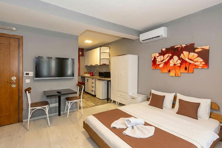 All Building,5 Floor 5 Rooms, Near İStiklal Street - Estambul