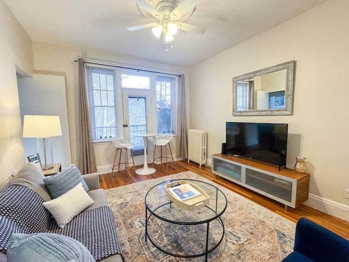 2 Bed, In Unit Laundry, Boston College, Balcony. - Brookline, MA