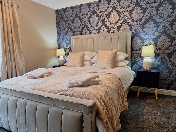 Old Coach House Apartment With Garage - Scarborough