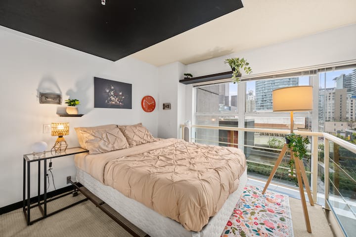 Stunning 1br Loft + Patio Downtown - Vancouver