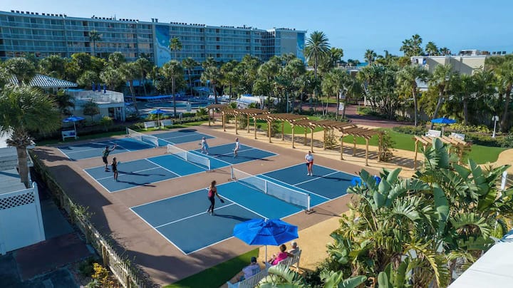Steps To The Beach + Restaurants, Pools & Aquarium - St. Pete Beach, FL