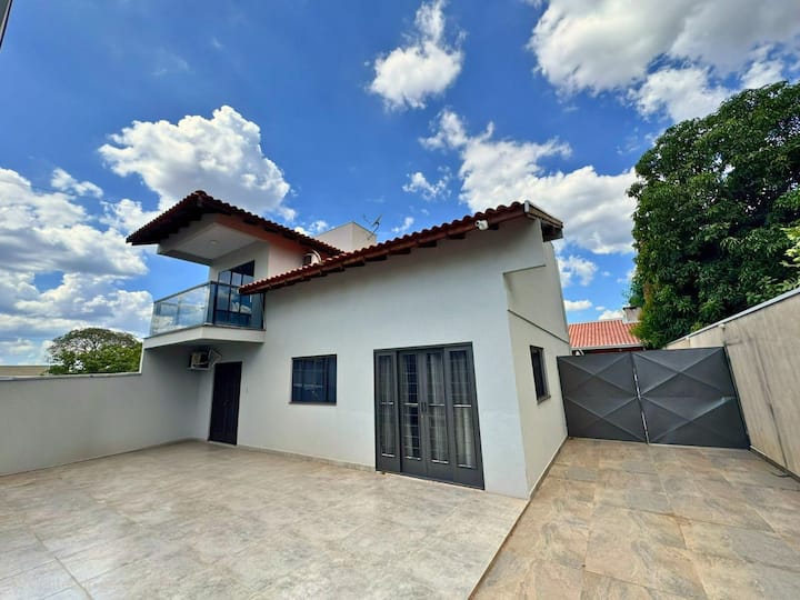 Casa Com 5 Quartos E áRea De Lazer Compartilhada - Bonito