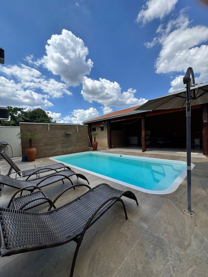 Casa Com 5 Quartos E áRea De Lazer Compartilhada - Bonito