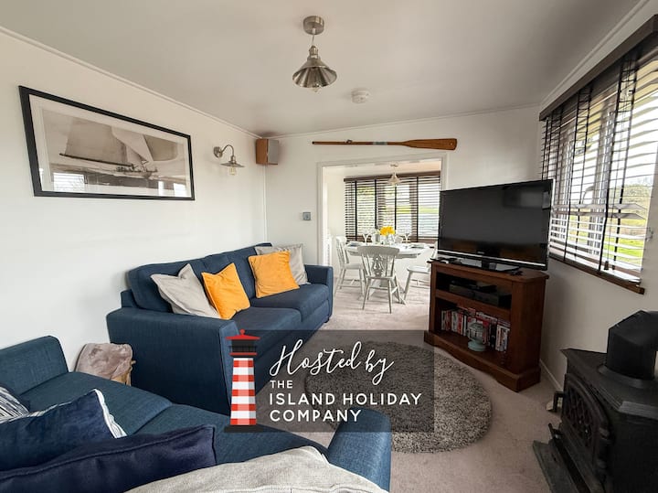 Red Cedars | Lux Lodge | Hottub | Whitecliff Bay - Isle of Wight