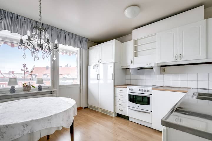 Rymlig Tvåa Med Balkong På ÖStermalms Bästa Läge - Stockholm