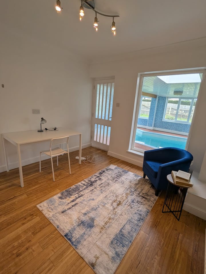 Thetford Retreat - Pool, Jacuzzi, Parking & Wi-fi - Suffolk