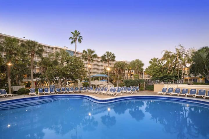 Steps To The Gulf + Restaurants & Water Activities - St. Pete Beach, FL