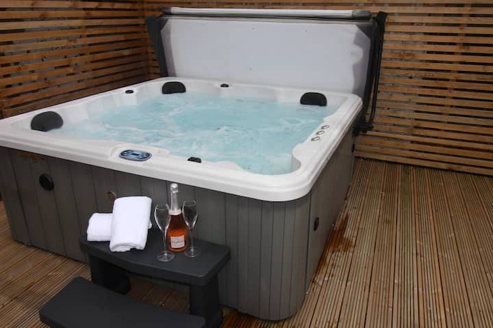 Blackburn Retreat Hot Tub Couples Retreat - Bridlington