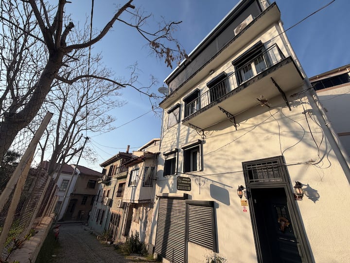 Ayvalık Merkezde 13 Nisan Caddesinde Yerin Tamamı. - Ayvalık