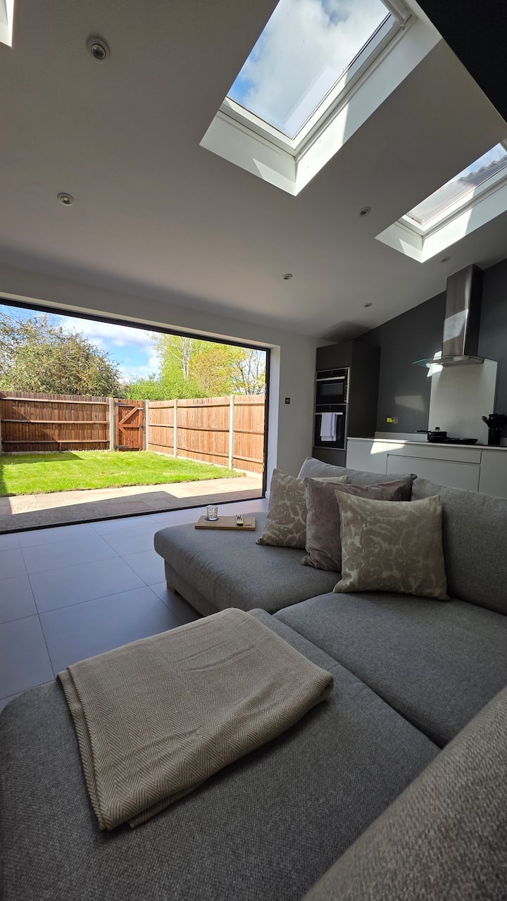 Immaculate Open Plan Home - Large Driveway - St Albans
