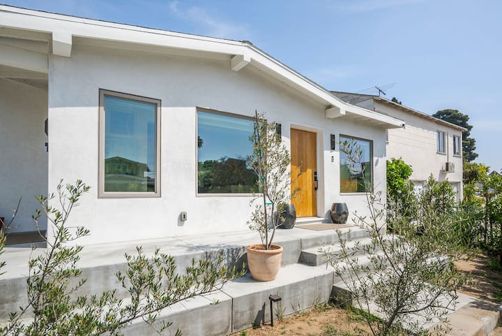 Prime Los Angeles Stay W/ Parking + Patio - Los Angeles, CA