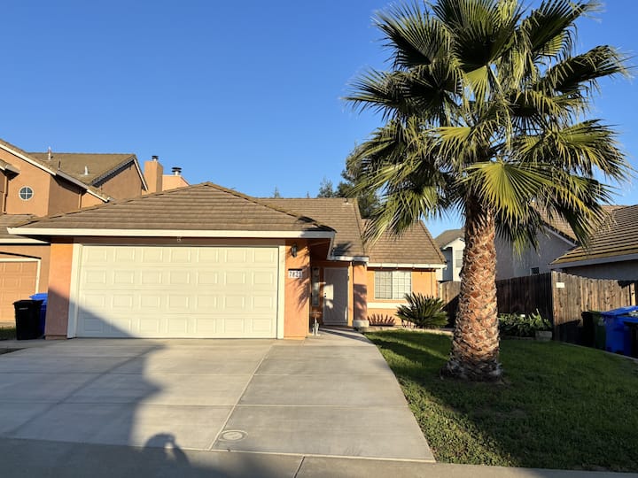 Newly Remodeled Elk Grove 3br Home Away From Home - Elk Grove