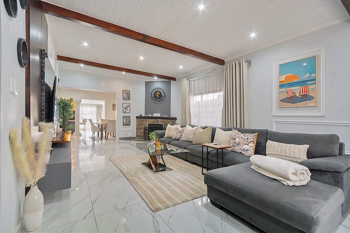Elegant & Spacious Family Home With Pool &Patio - Johannesburg