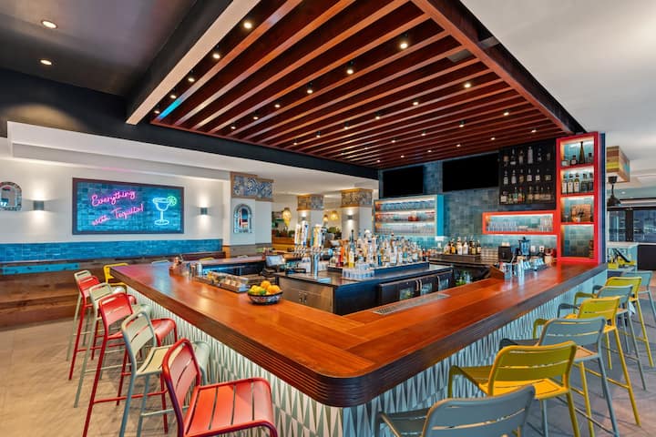 Beachfront Stay + Restaurants, Pools & Aquarium - St. Pete Beach, FL
