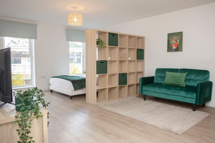 Studio Flat Available For Stays Of 1 Month+ - Bristol