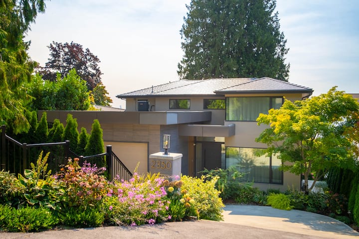 Modern West Vancouver Luxury Suite With Ocean View - West Vancouver