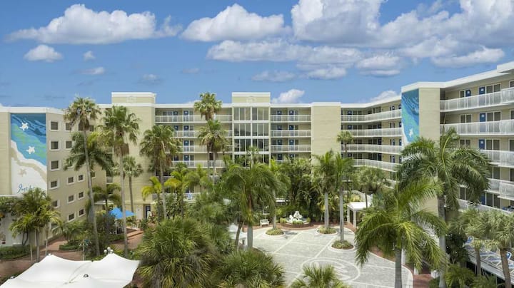 Direct Beach Access + Restaurants, Pool & Aquarium - St. Pete Beach, FL